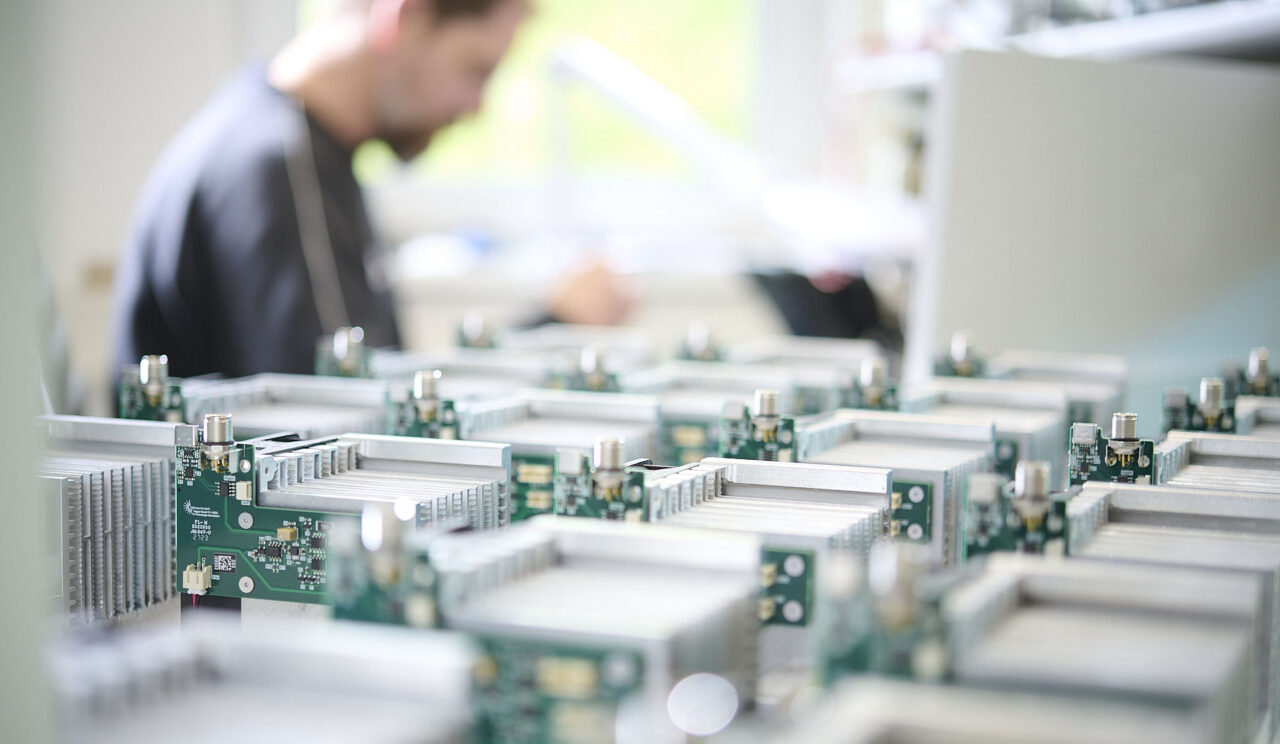 Monochromatic Light Sources with High Power and Brightness